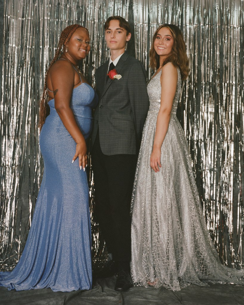 These timeless prom portraits are an ode to teenage resilience