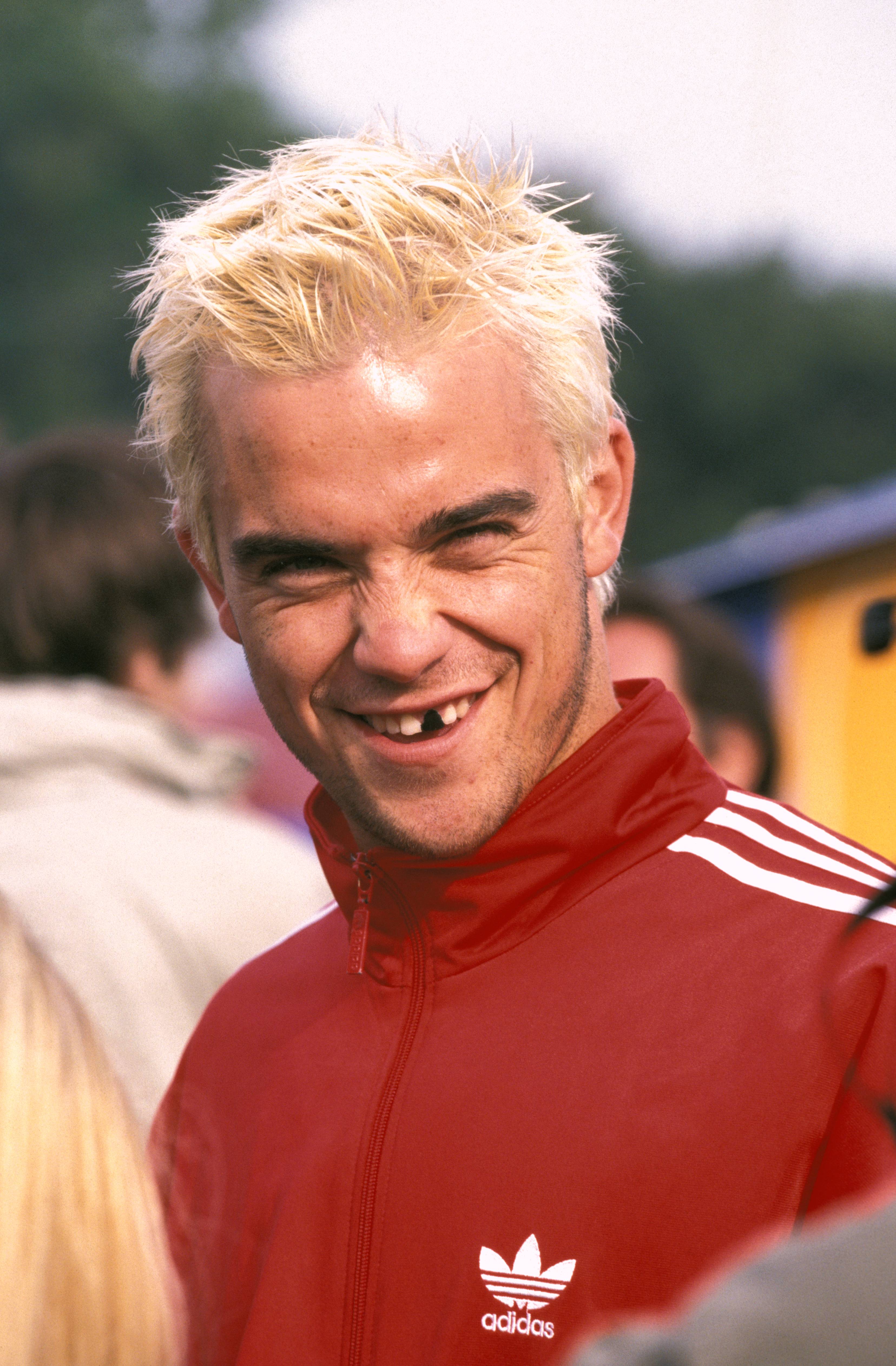 7 of Robbie Williams’ most iconic outfits