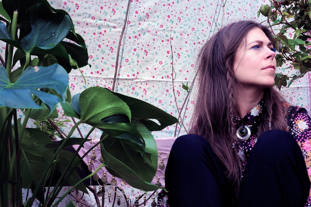 premiere: sarah williams white, ‘rainmaker’ (fyi chris remix)