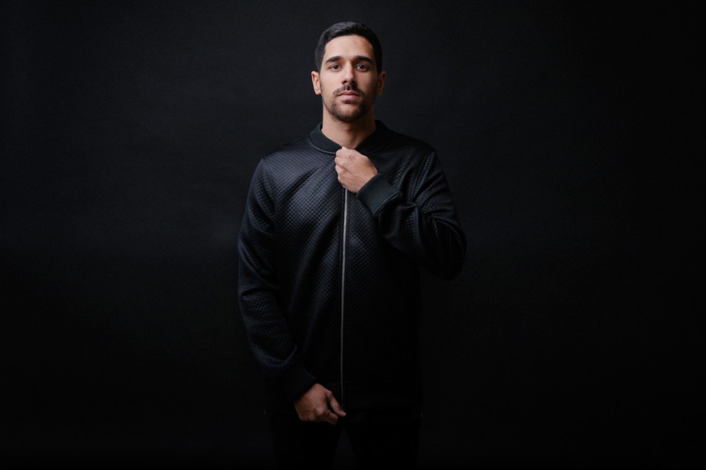 premiere: hector couto, ‘music please’